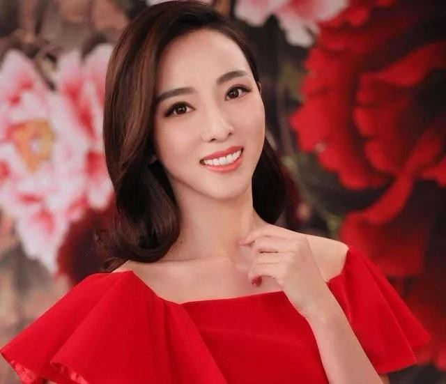 The host Li Sisi shows her finger dance, and her short shoulderless ...