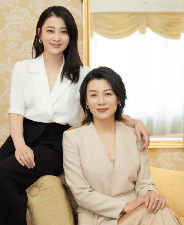 Liu Lin posted old photos for Mei Ting's birthday, "Parents Love ...