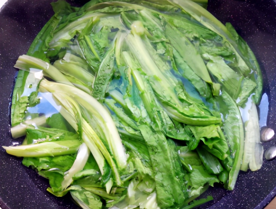 Stir-fry the lettuce, don't fry it directly, the chef said one more ...