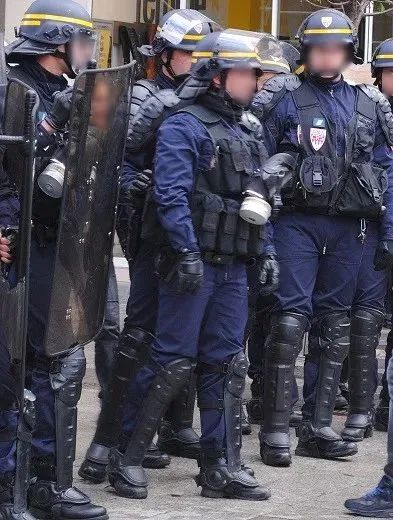 The French police have one piece of "Balenciaga"!These humble uniforms ...