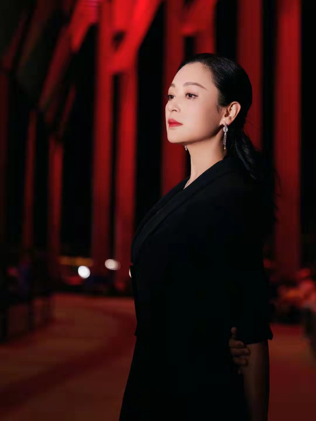 52-year-old Chen Hong is in good shape. She wore a black suit and ...