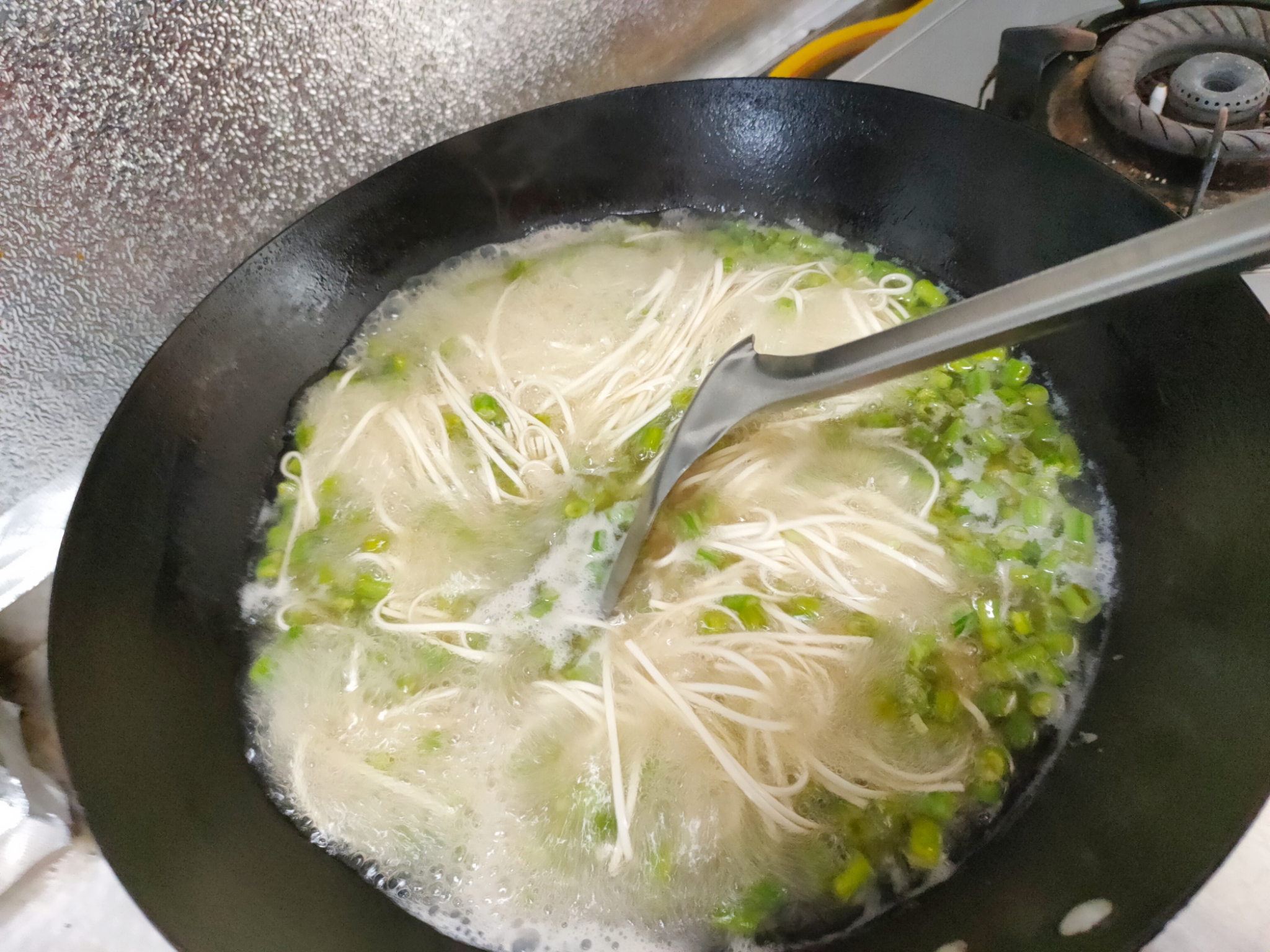 The simple method of cooking pot noodles without adding eggs, the ...