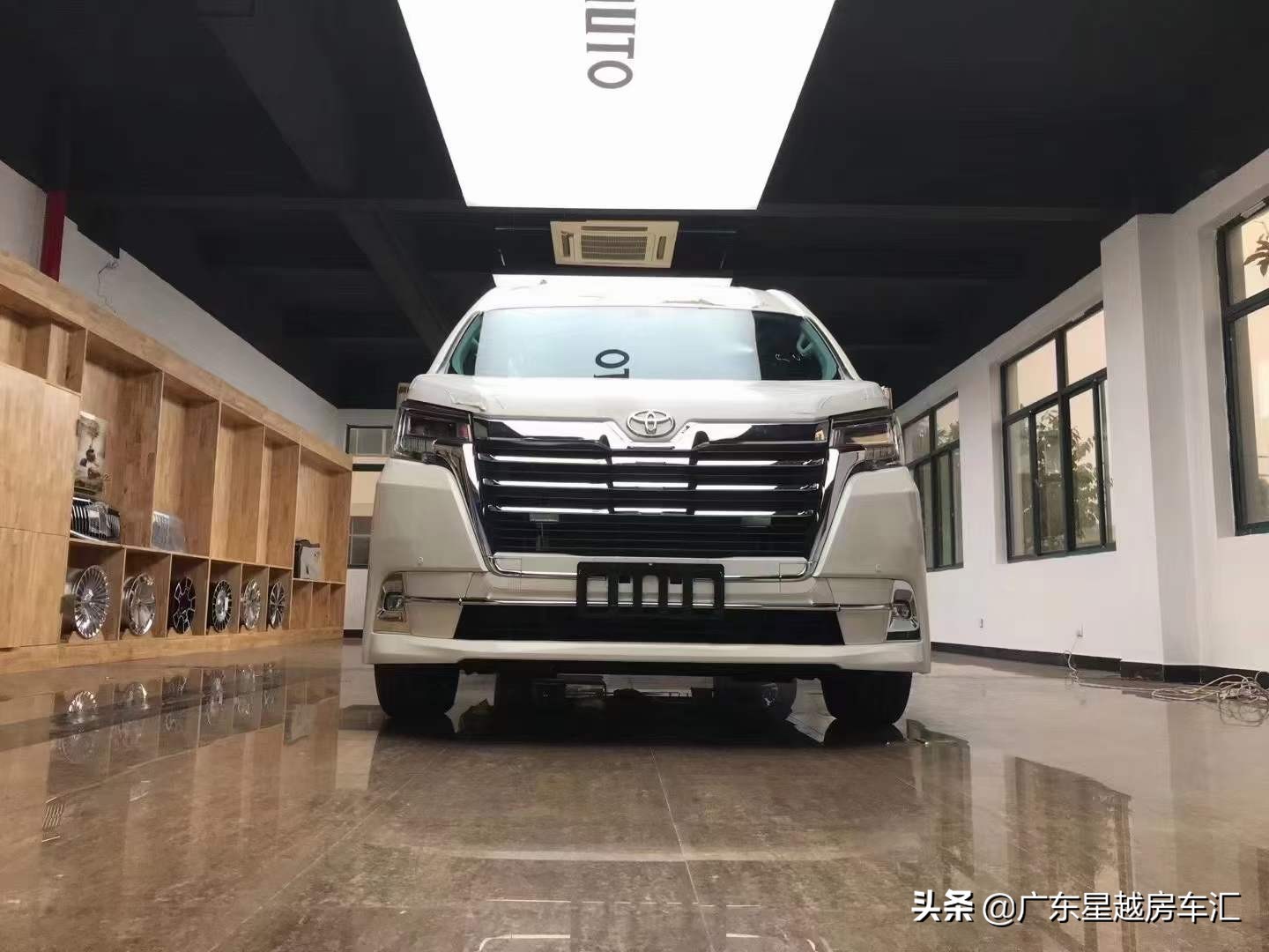 The 5.9-meter domineering body, 9-seat blue brand, imported Toyota ...