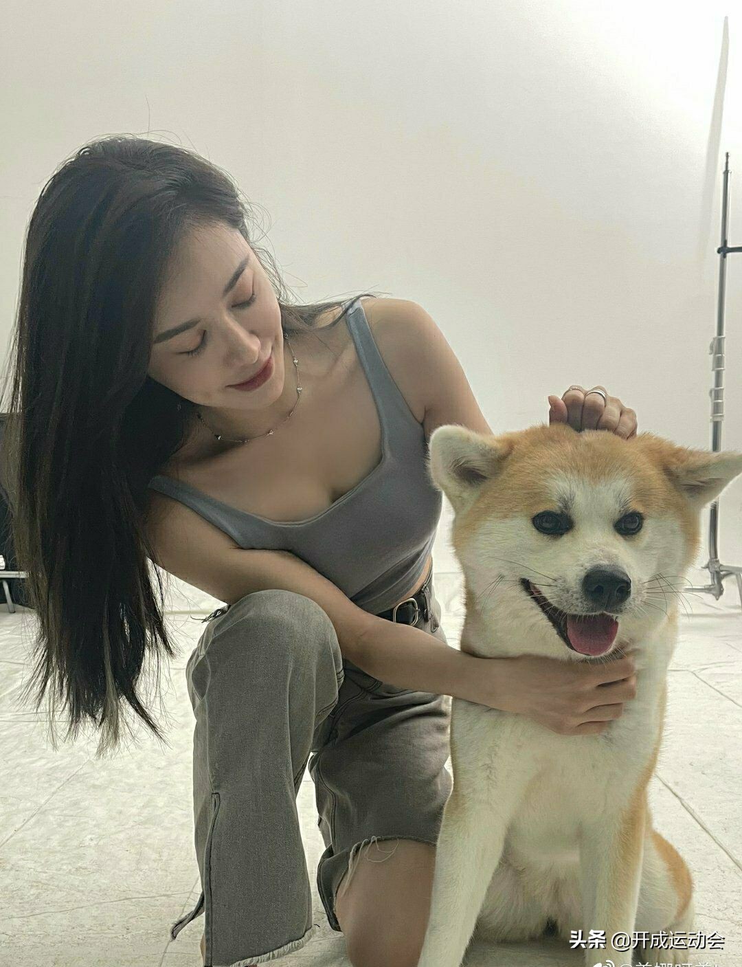 NBA female anchor Mina takes a photo in the evacuation passage ...