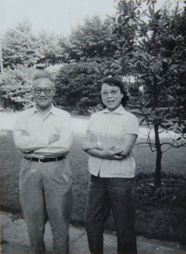 In his later years, Ba Jin took care of his cancer wife in the hospital ...