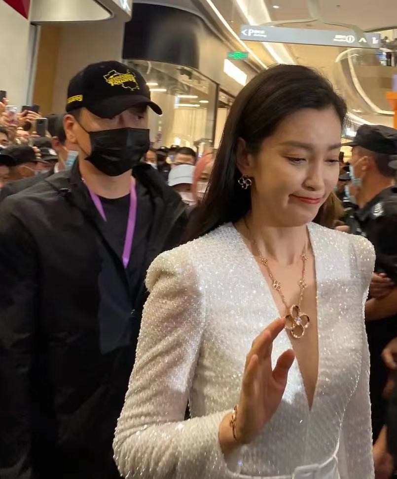 48-year-old Li Bingbing's activity photos were exposed. His expression ...