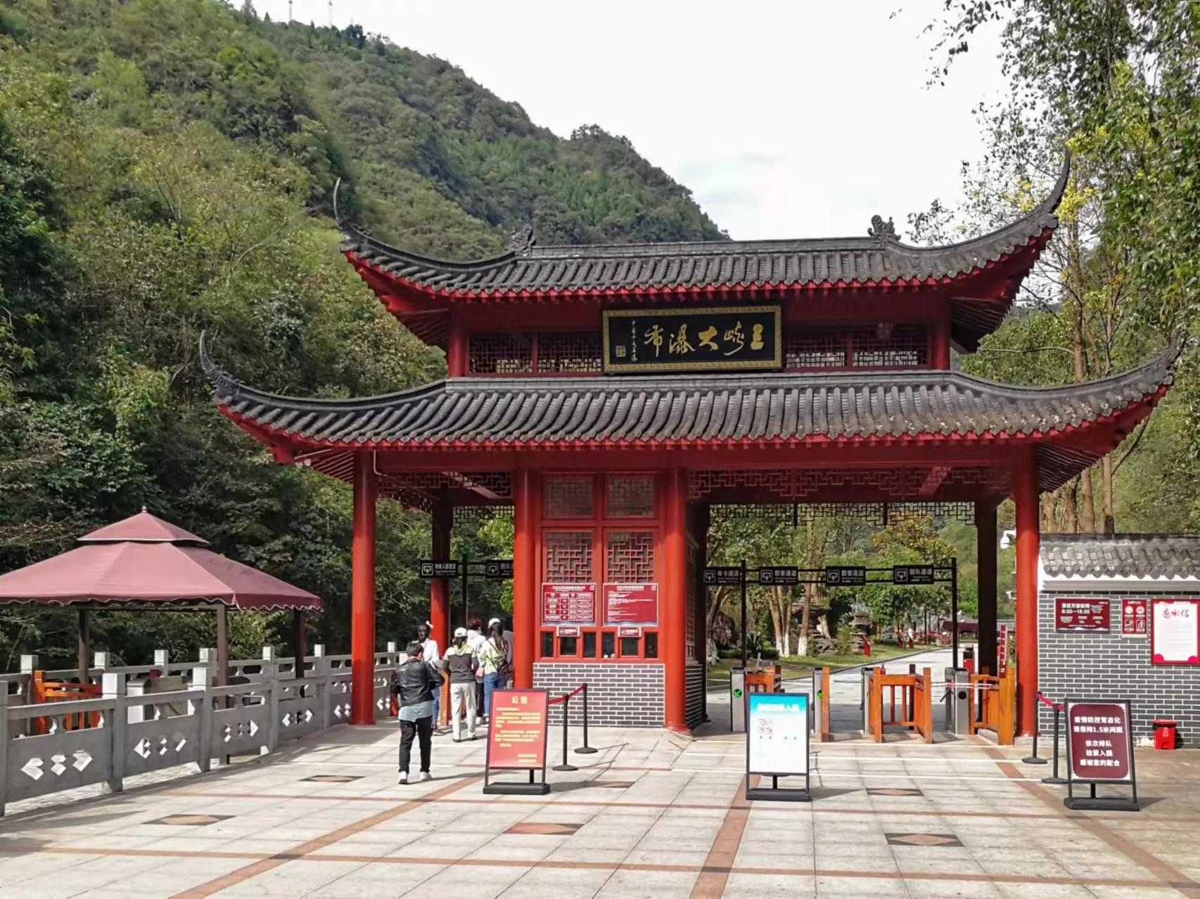 Scenic Chongqing Golden Autumn Tour: Tour Shennongtan, Tiansheng Bridge ...