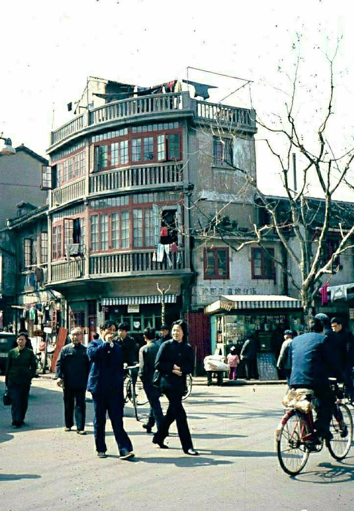 In the 1980s, old photos of Shanghai street scenes, Nong knows how to ...