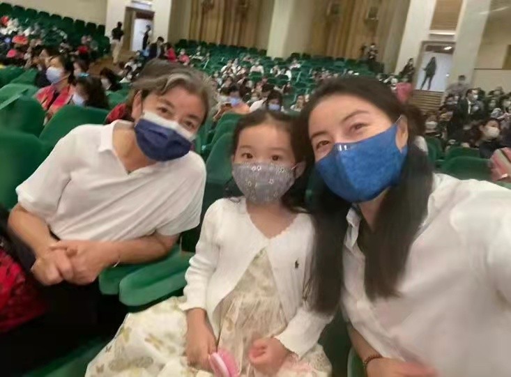 Guo Jingjing and her family watched her son's performance!Good girl ...