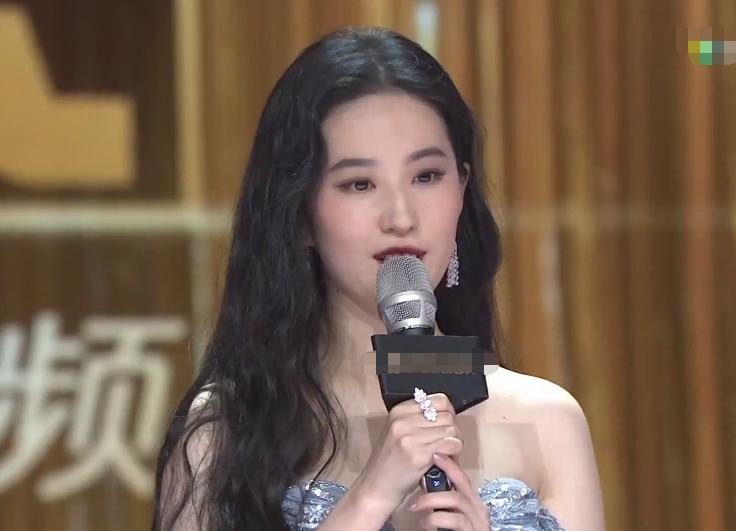 Liu Yifei appeared in the "Light Picking Ceremony" with a face without ...