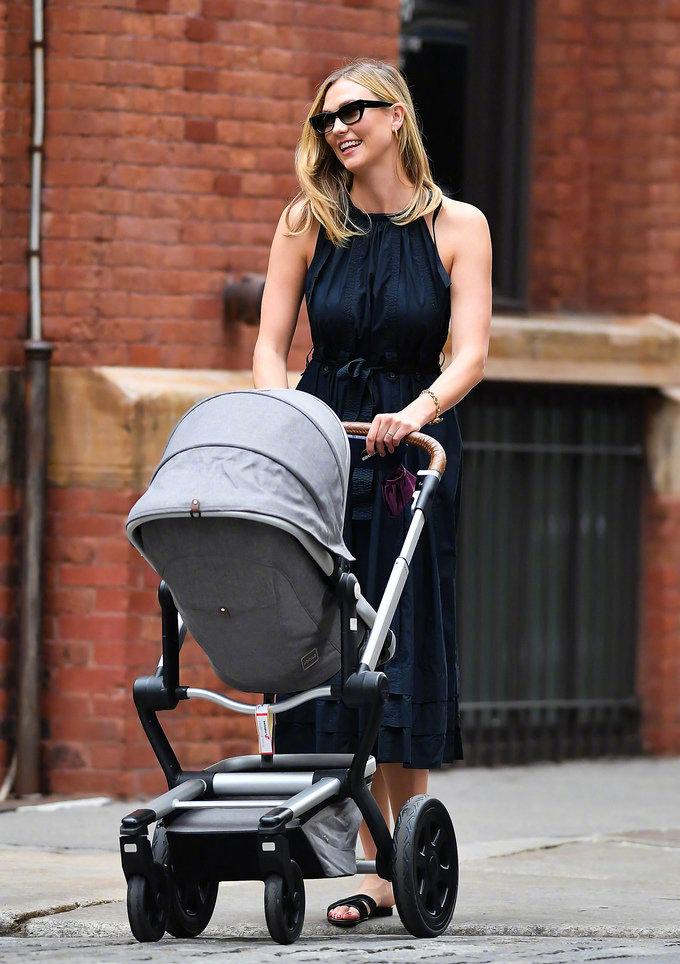 Supermodel Carly Klaus walks out the street with her baby in a ...