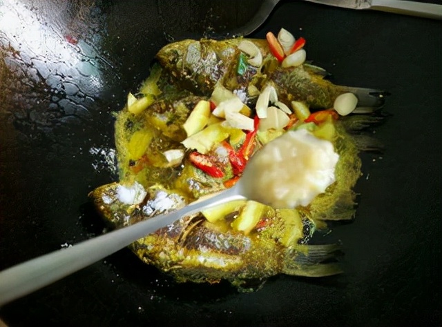 Braised crucian carp - iNEWS