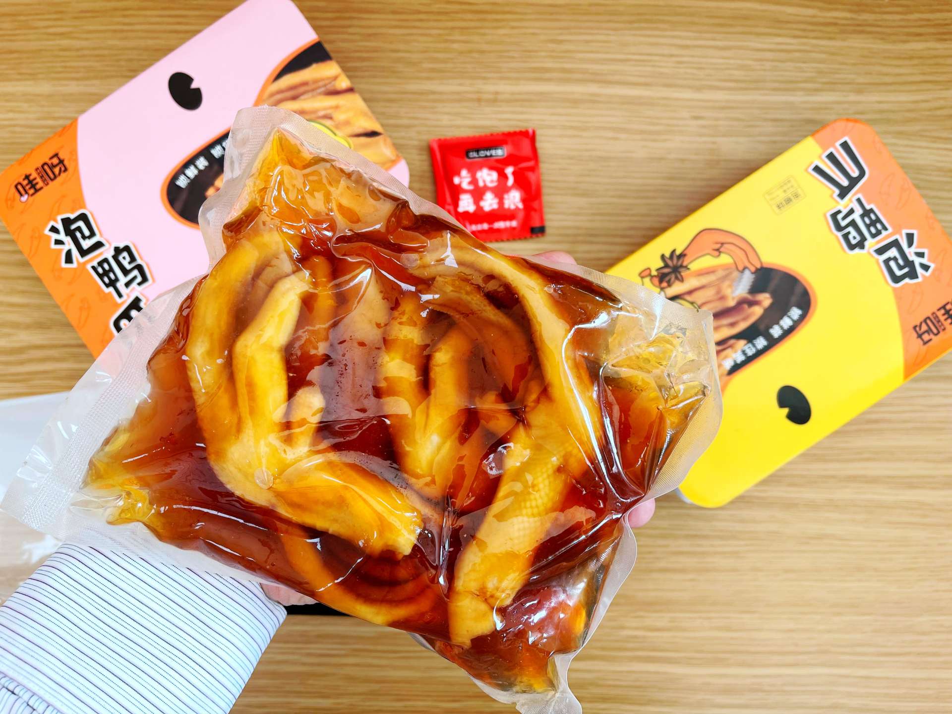Wow soaking duck feet, casual snacks, happiness from chewing - iNEWS