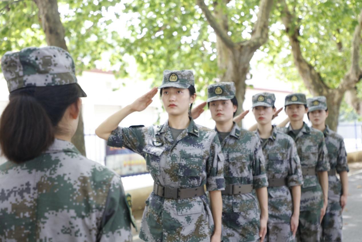 The youthful splendor of the female cooking soldier - iNEWS