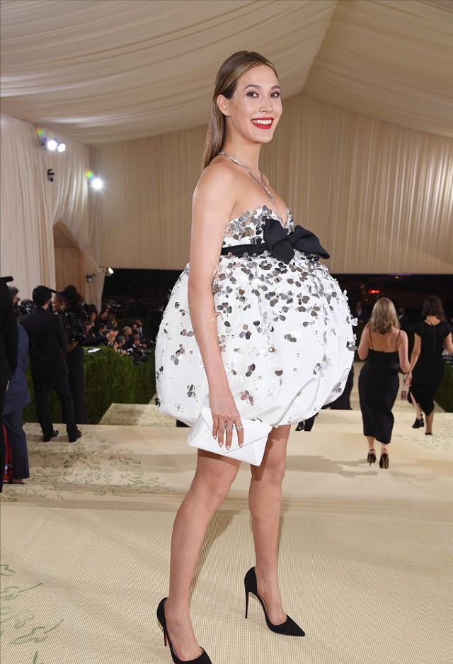 Gu Ailing really doesn't look like an athlete. She wears a fashionable ...