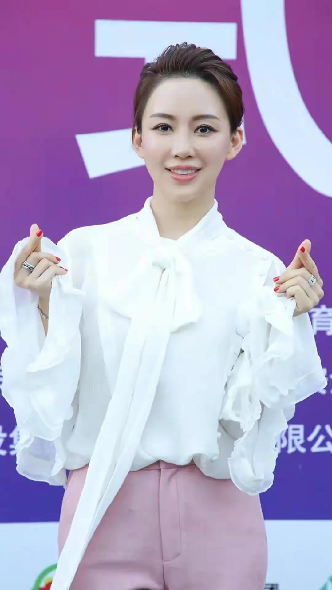 Nine Ball Queen Pan Xiaoting's Aesthetic Photo - iNEWS