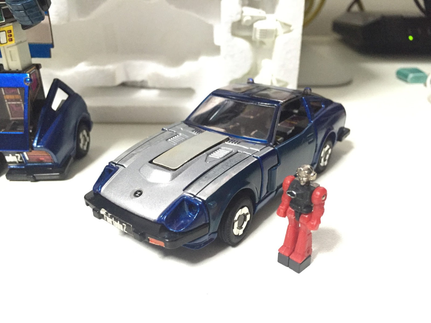 What color are the blue thunderbolt and silver thunderbolt in ...