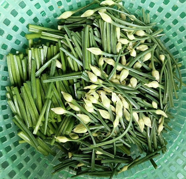 Stir-fried thin-shell rice with leek flowers, a characteristic quick ...