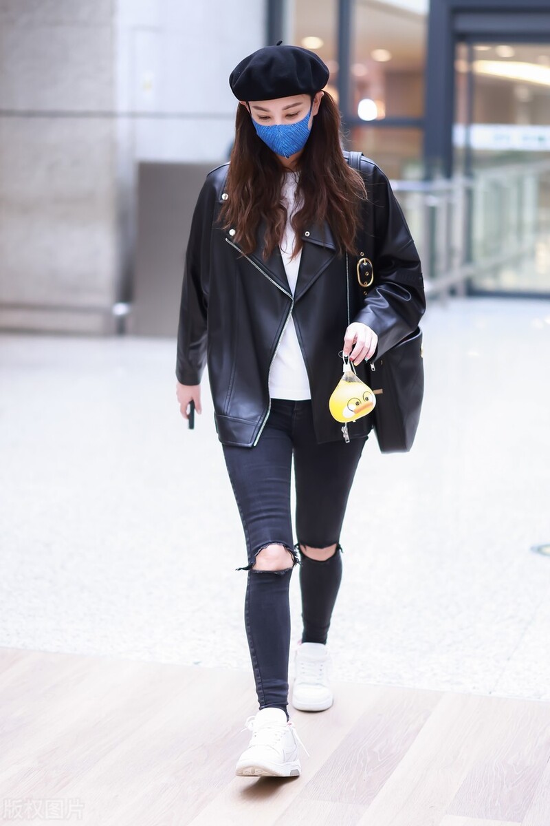 Zheng Xiyi wears black leather jackets and beret blessings, cool, sassy ...