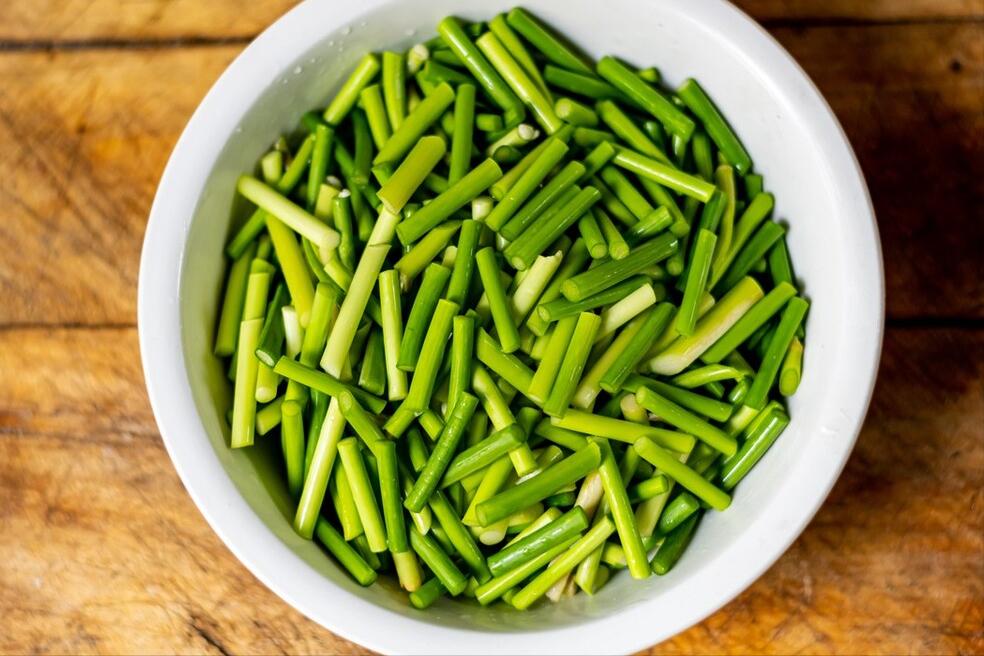 Stir-fried garlic moss, can not be cut and fried directly, add 1 more ...