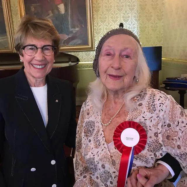 A legendary old lady, 107 years old, singing and dancing for a hundred ...