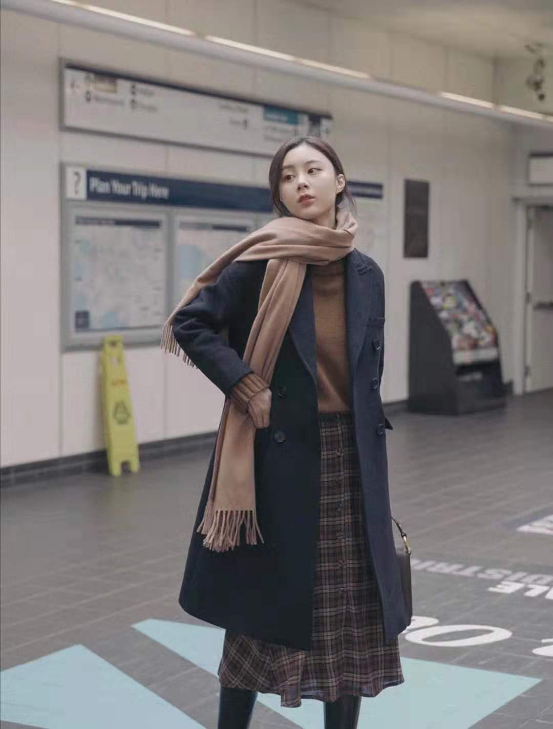 How to match a long skirt with jacket and shoes in winter - iNEWS