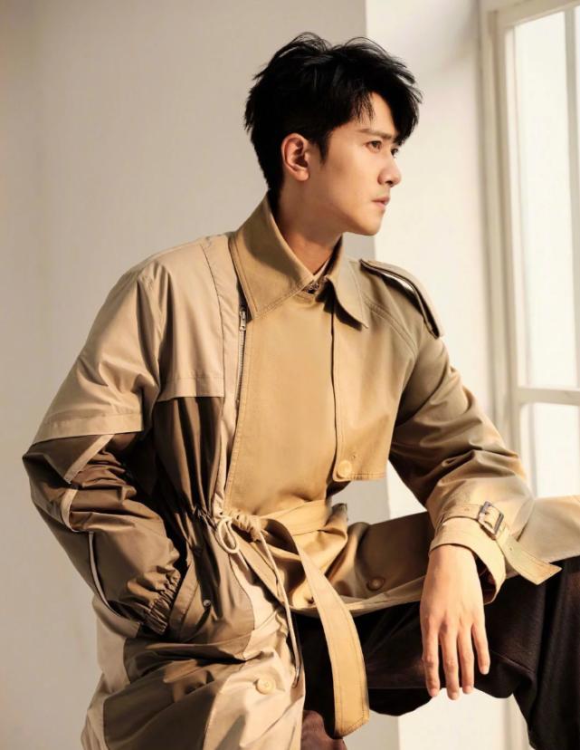 Peng Guanying's daily business photos are released, the dark coffee ...