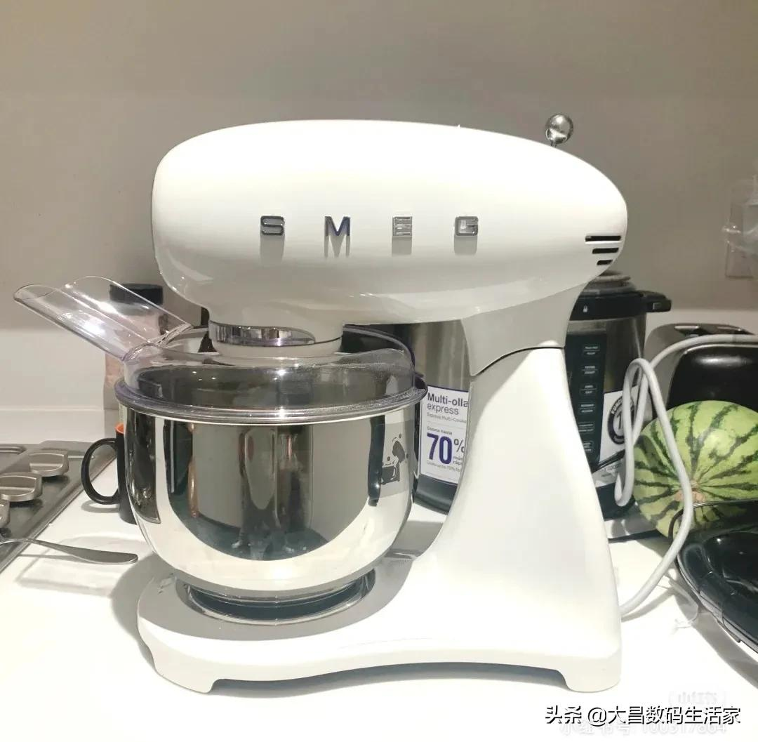 SMEG chef machine SMF02 - iNEWS