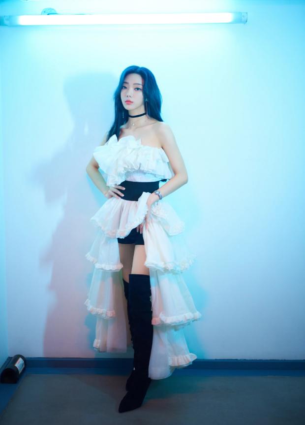 Li Ziting updated the MV highlights, a tube top dress with a beautiful ...