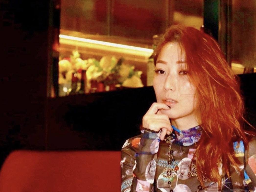 Tin Hau Zheng Xiuwen sun scraping photos, his back arms are dark red ...