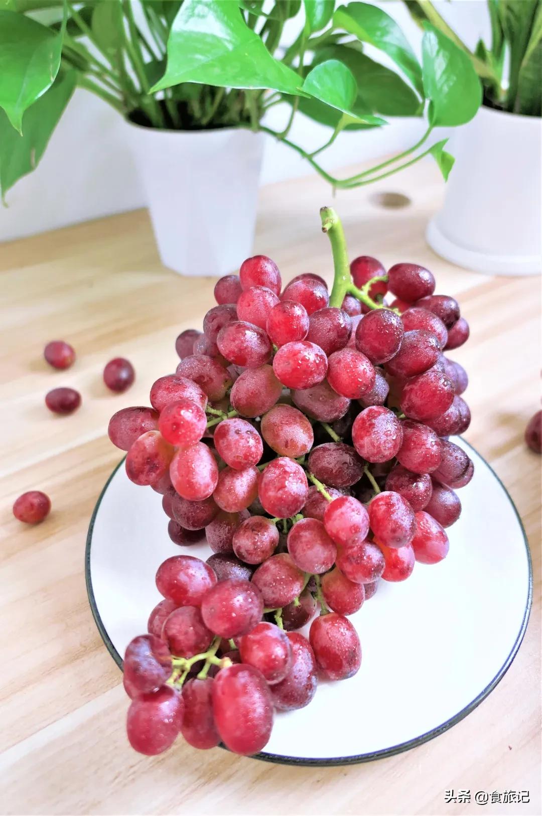 Fruit version of Explosive Pearls!Seedless red grape with its own ...