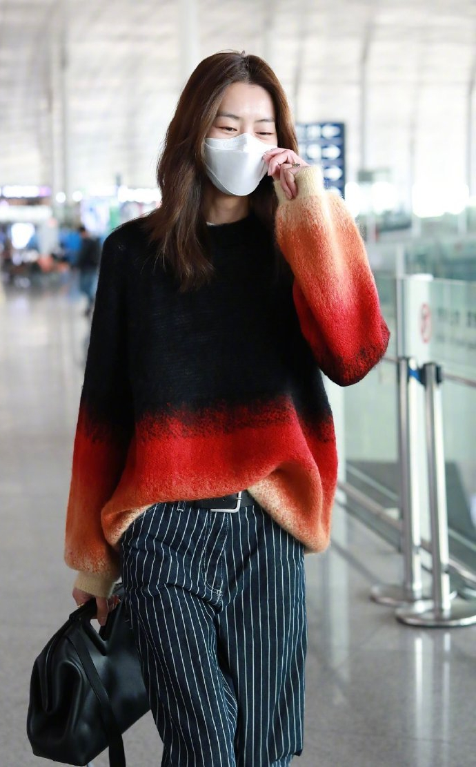 Liu Wen deserves to be a supermodel, sweater with striped pants, 3 ...