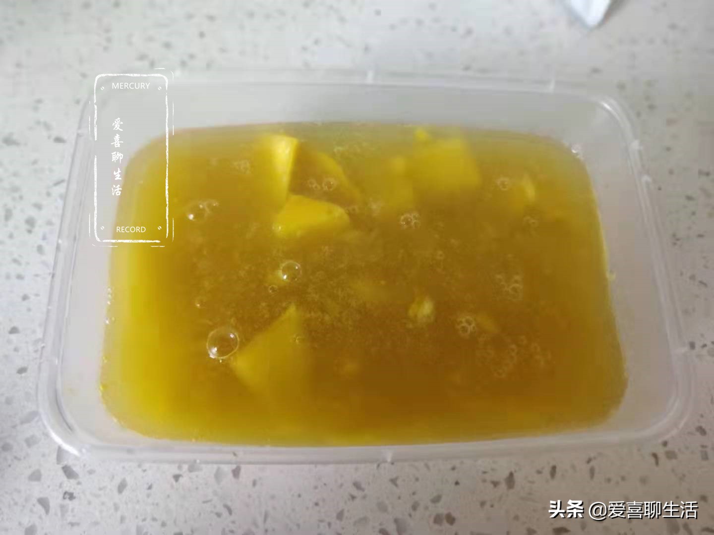 Mango is boiled like this, let cool and cut into pieces. It is sweet ...