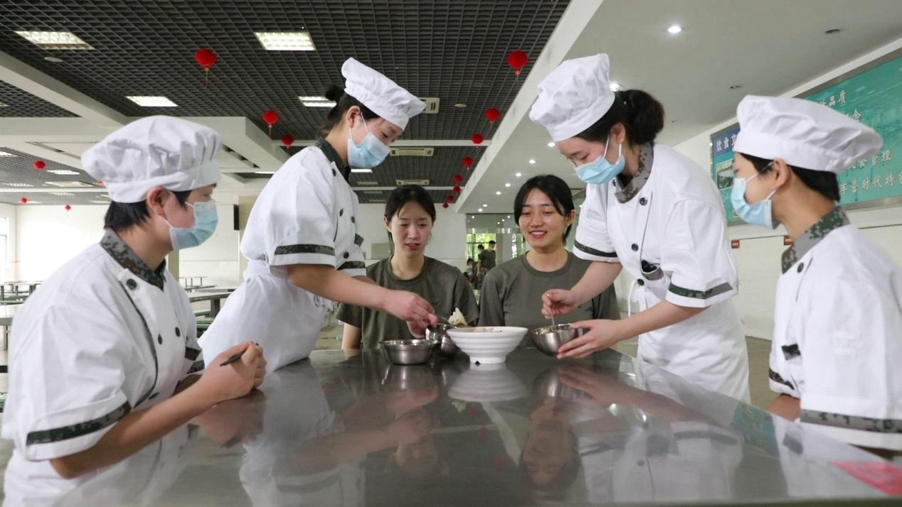 The youthful splendor of the female cooking soldier - iNEWS
