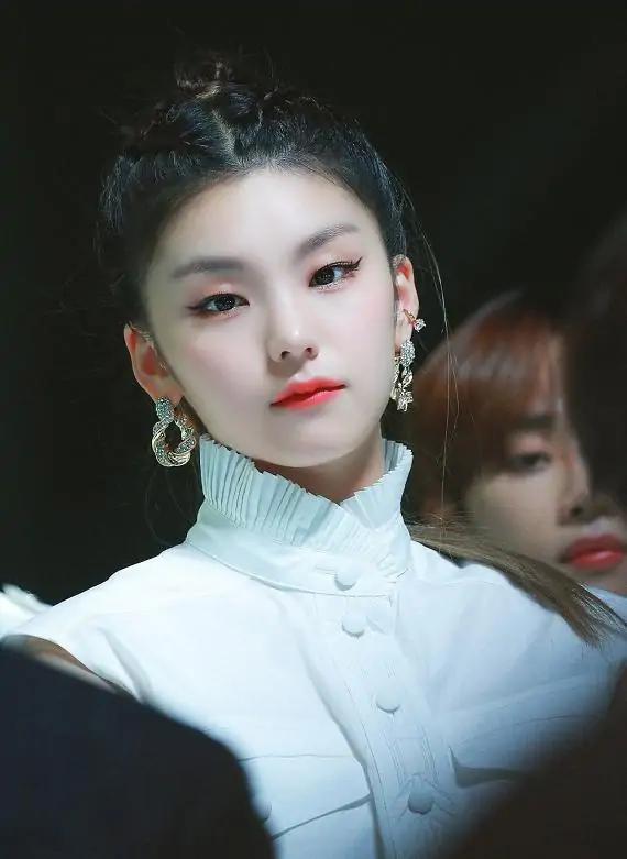 Wild cat girl-Huang Lizhi - iNEWS