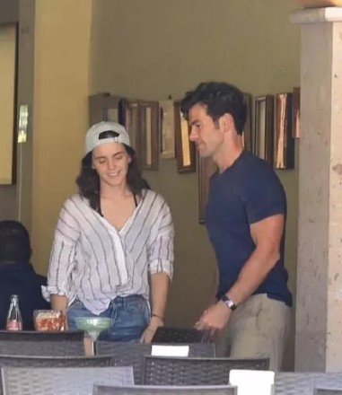 Emma Watson and her boyfriend hug on the street, only 30 years old ...