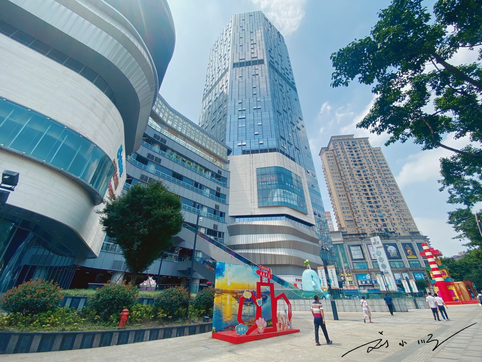 There is a strange shopping mall in Jiulongpo, Chongqing. It looks tall ...
