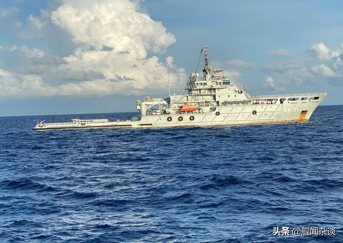 Set off again, the 925 salvage and rescue boat led the fleet to ...