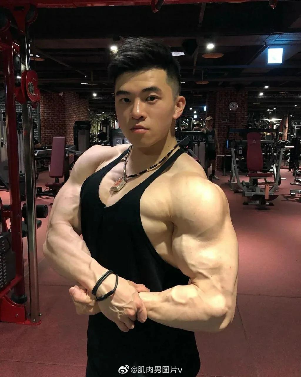 Taipei bodybuilding star Ye Chongyong - iNEWS
