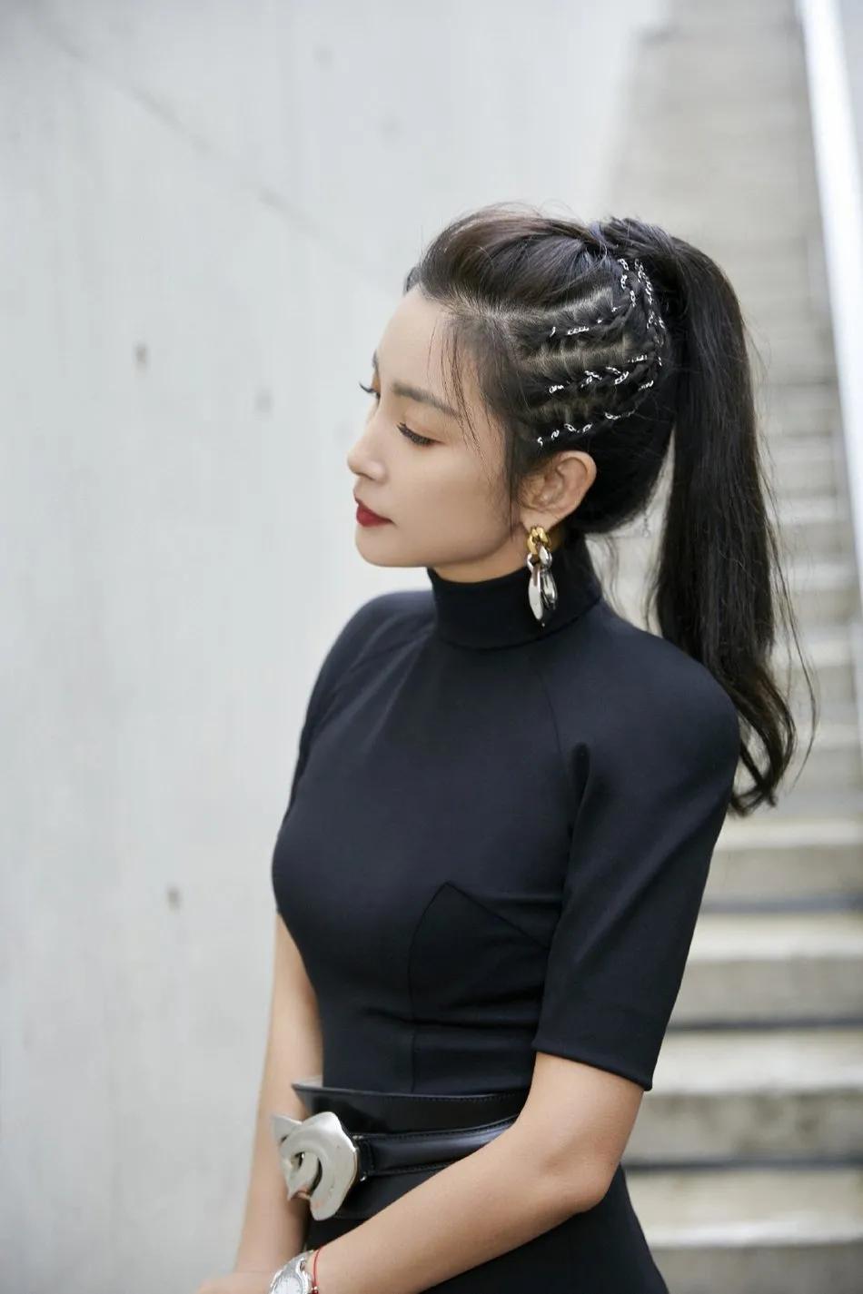Li Bingbing's high ponytail braided hair, a pleasant smile, a warm and ...