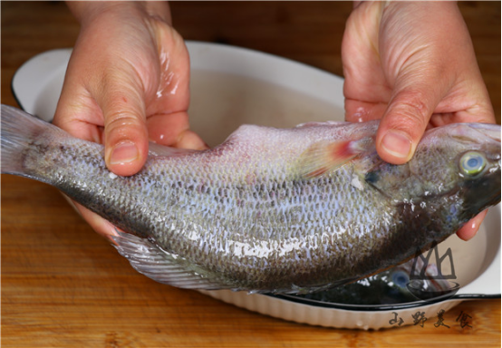 No matter what kind of fish is thawed, soaking in water is a layman. I ...