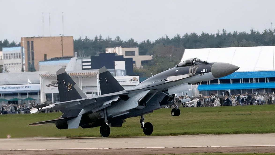 Relying on the excellent performance of the engine, the Su-35 fighter ...