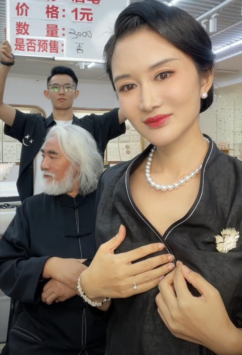 Well-known director Zhang Jizhong was ridiculed in his live broadcast ...