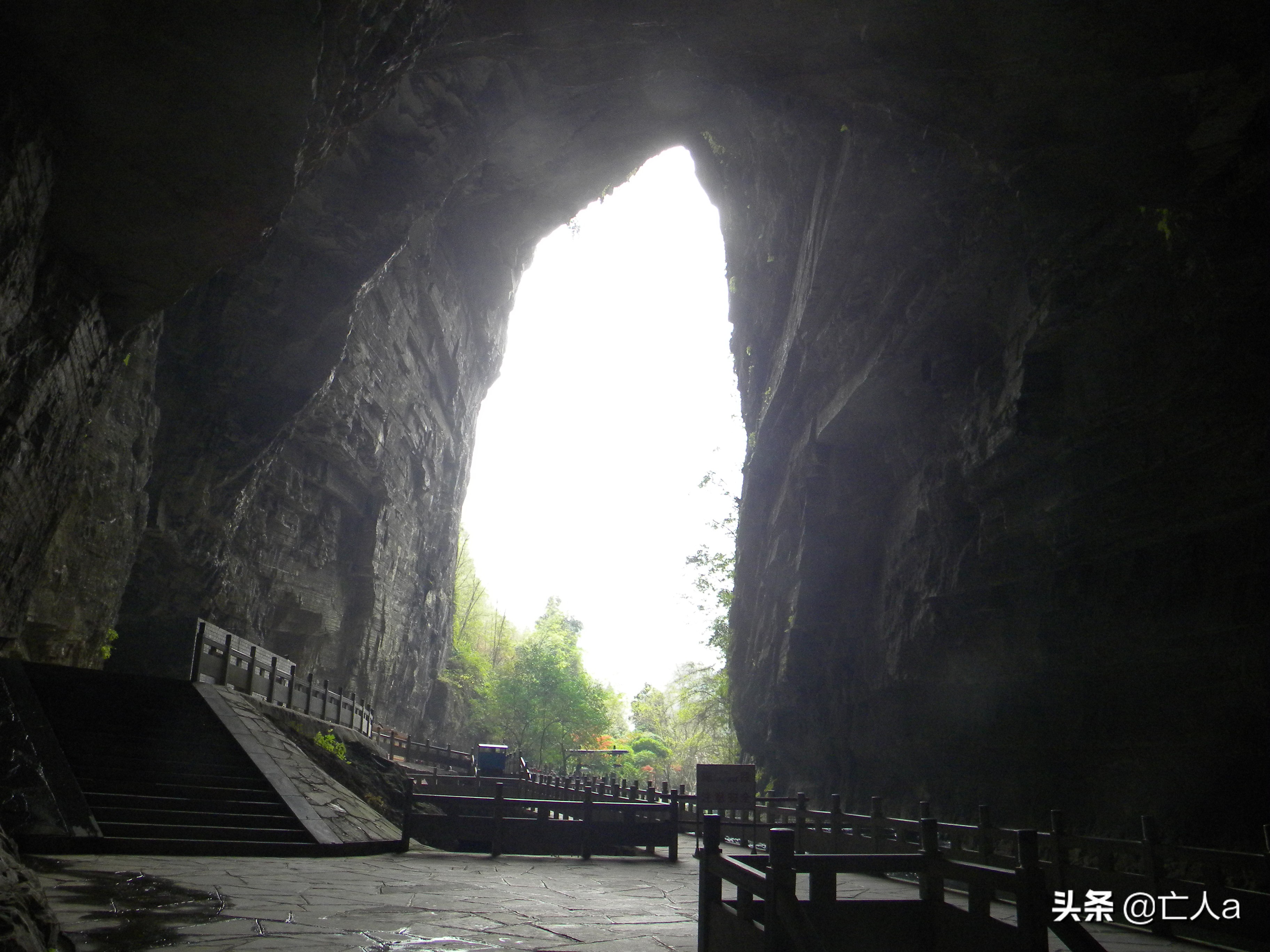 Phoenix Ancient Town Qiliang Cave Tour - iNEWS