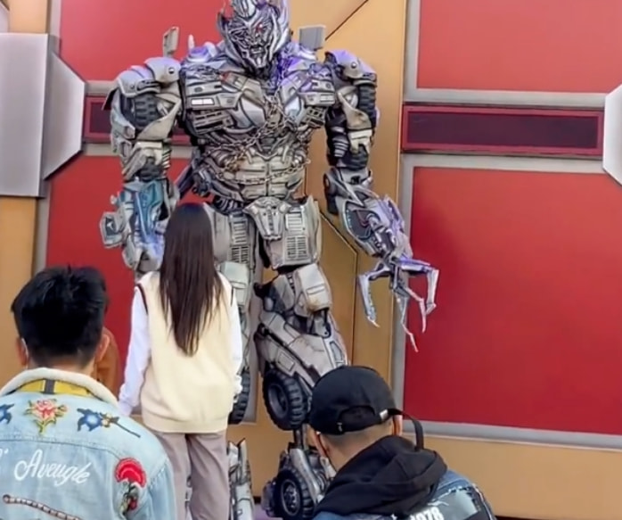 Li Xiaolu's mother and daughter "motivated" Megatron, generously posed ...