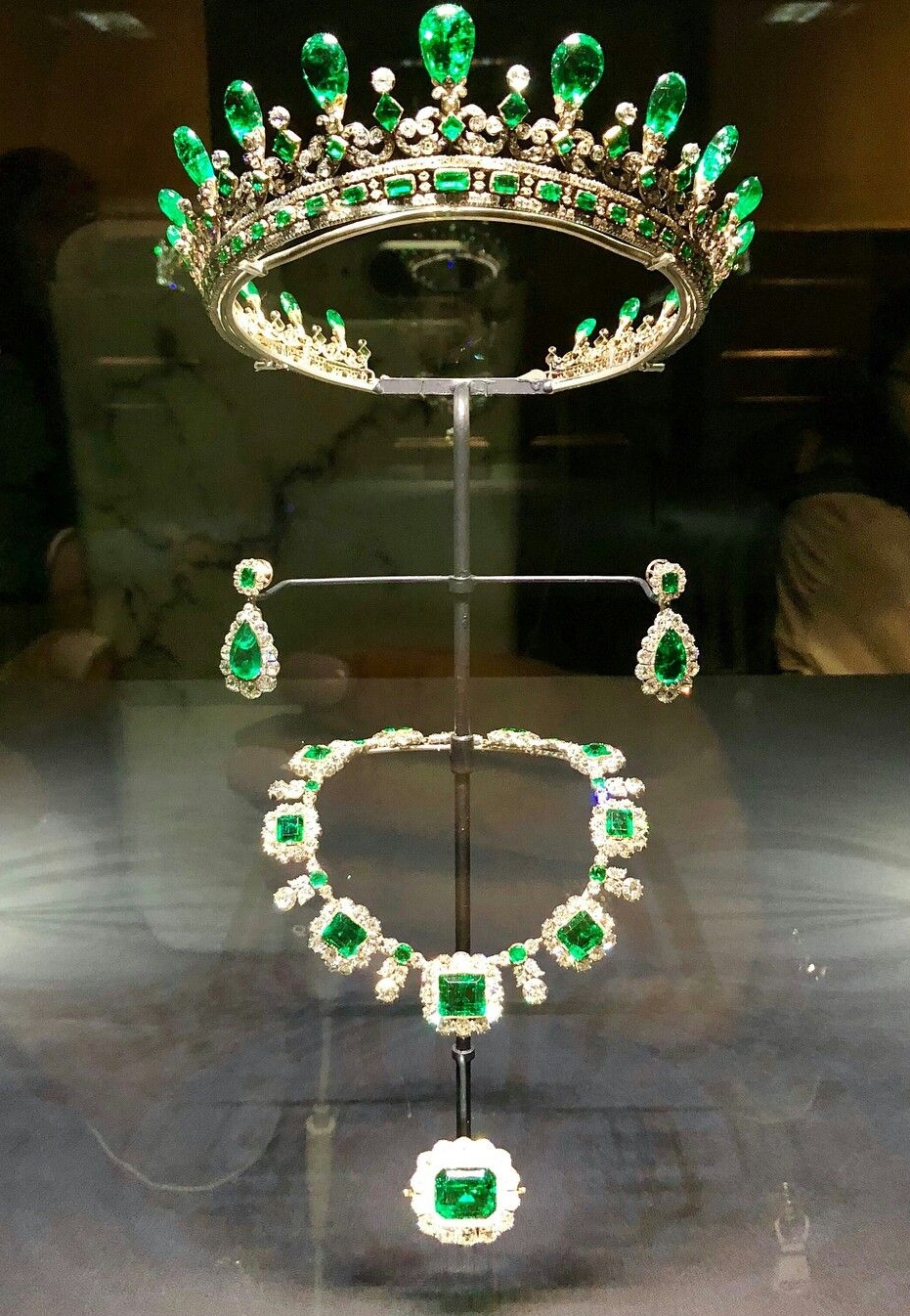 Jewelry designer delayed by the royal family: How many crowns did ...