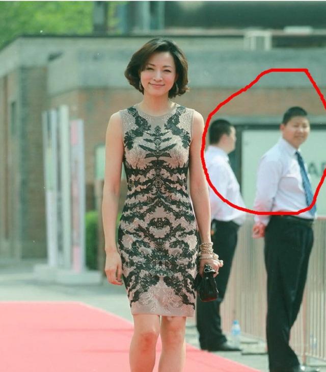 Dong Qing, 46, looks like this under the lens of passersby?Height is also exposed - iNEWS
