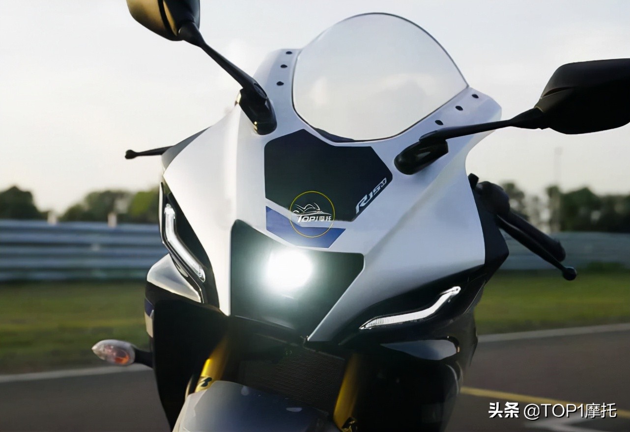 Yamaha R15/R15M world premiere equipped with traction control quick ...