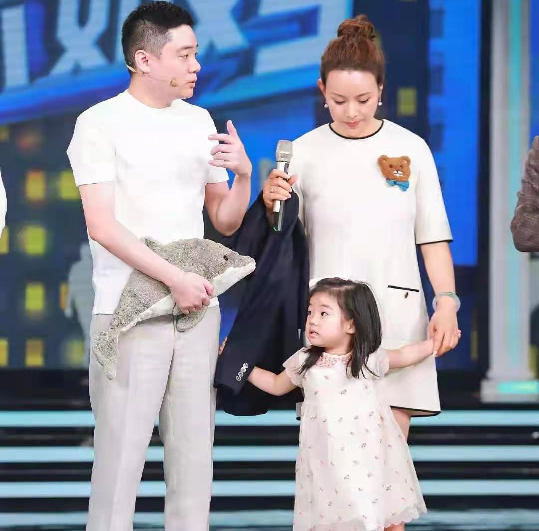 Ding Junhui's family of three showed up, his daughter was so cute and ...