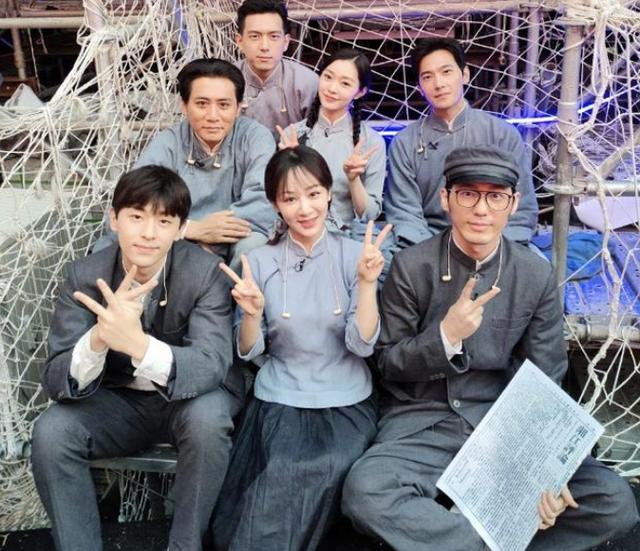 Yang Zi took a group photo behind the scenes, 3 times next to Deng Lun ...